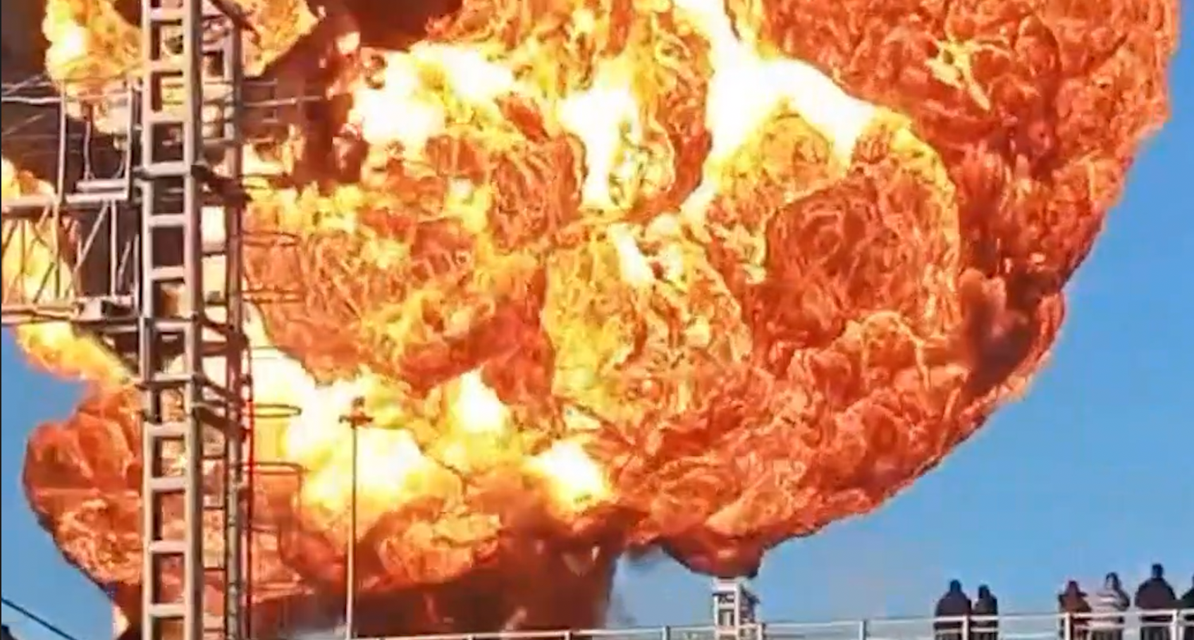 Giant mushroom fireball explosion with 1,000ft flames rips through ...