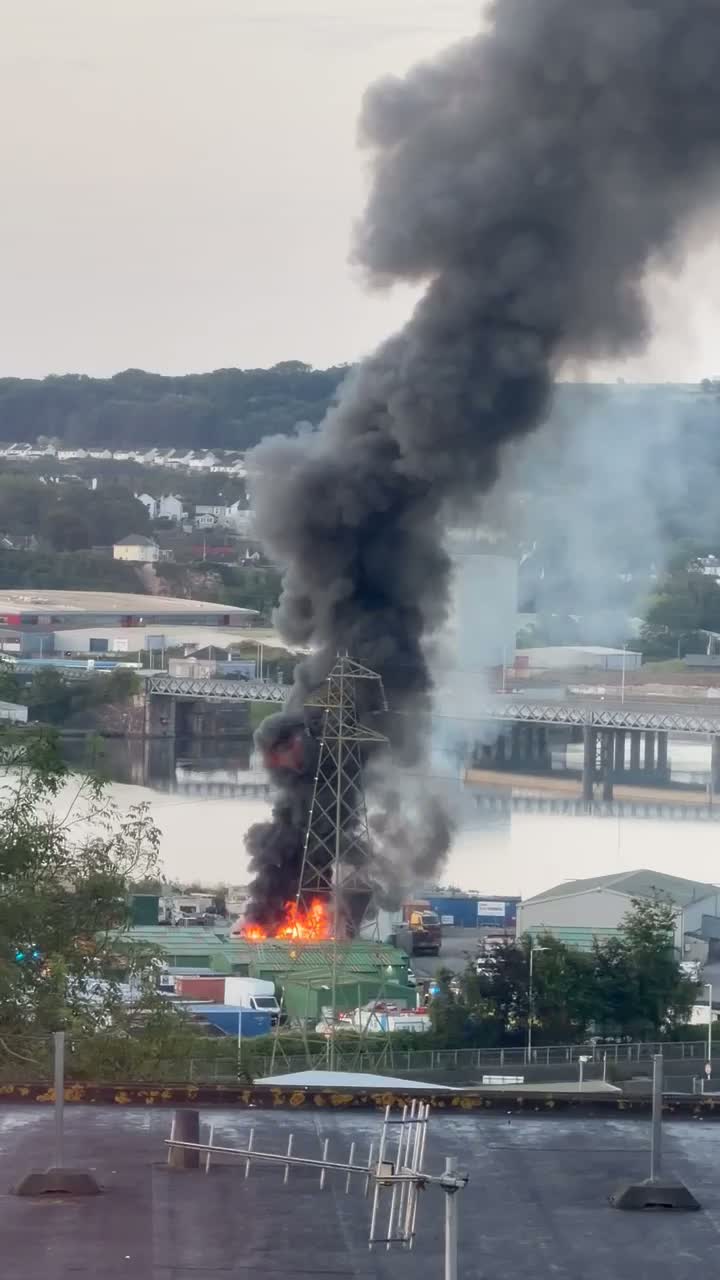 Embankment Road shut by building fire - updates | Plymouth Live